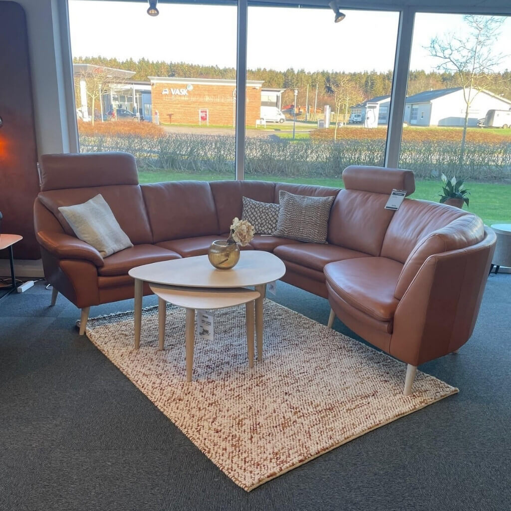 Fly | Hjørnesofa inkl. puf og 2 nakkestøtter – Skærbæk Møbler & Tæpper